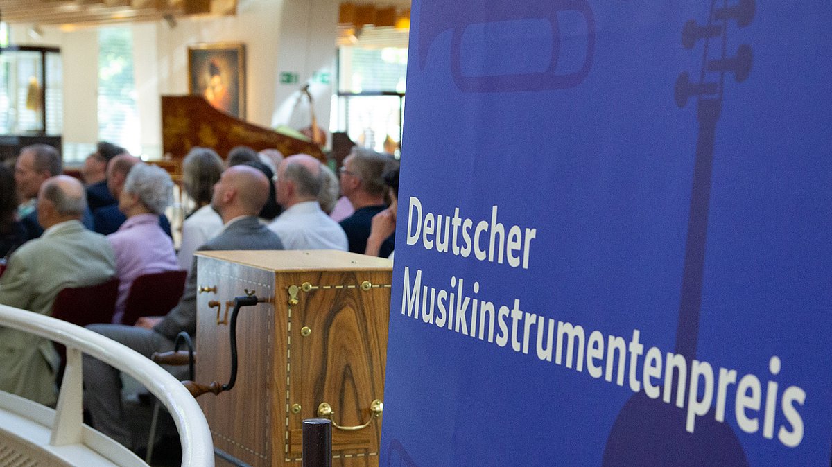 Award of the German Musical Instrument Prize - Staatliches Institut für ...